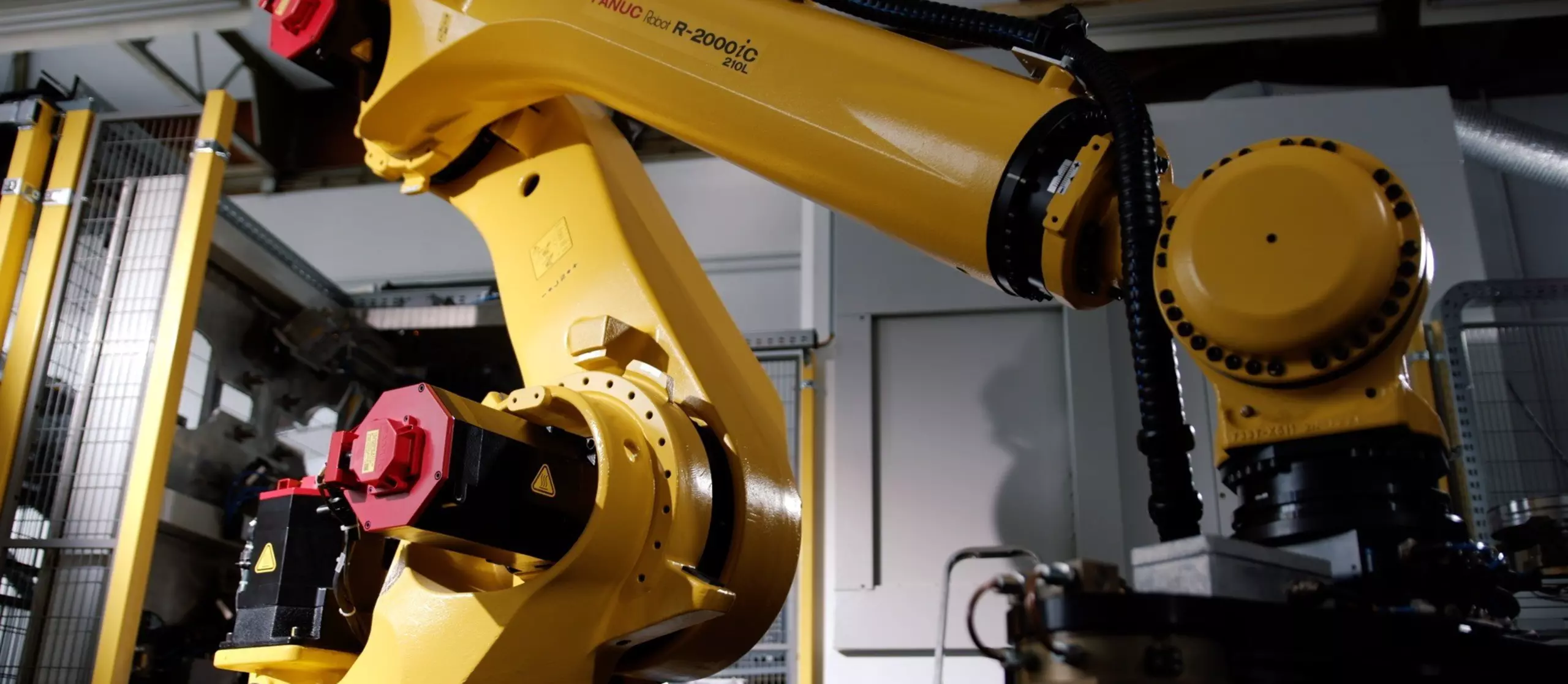 Fanuc R 2000 Series Heavyweight Versatility